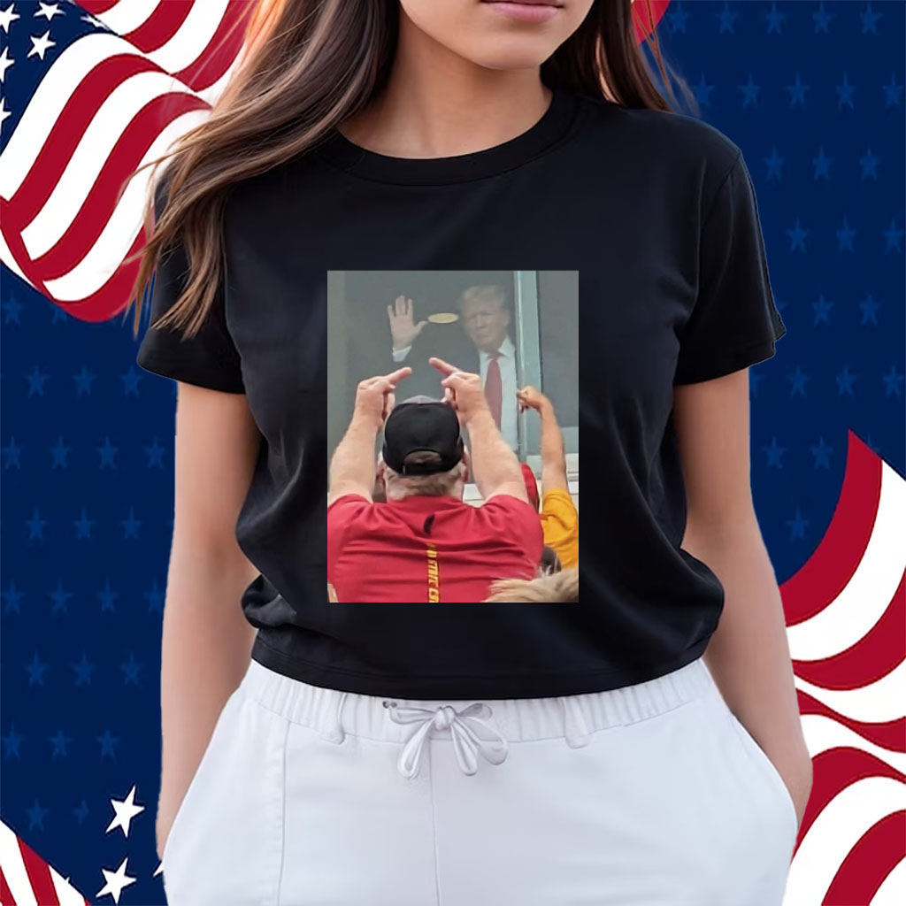 This Picture Of Donald Trump Getting The Middle Finger T-Shirt - Shirts owl